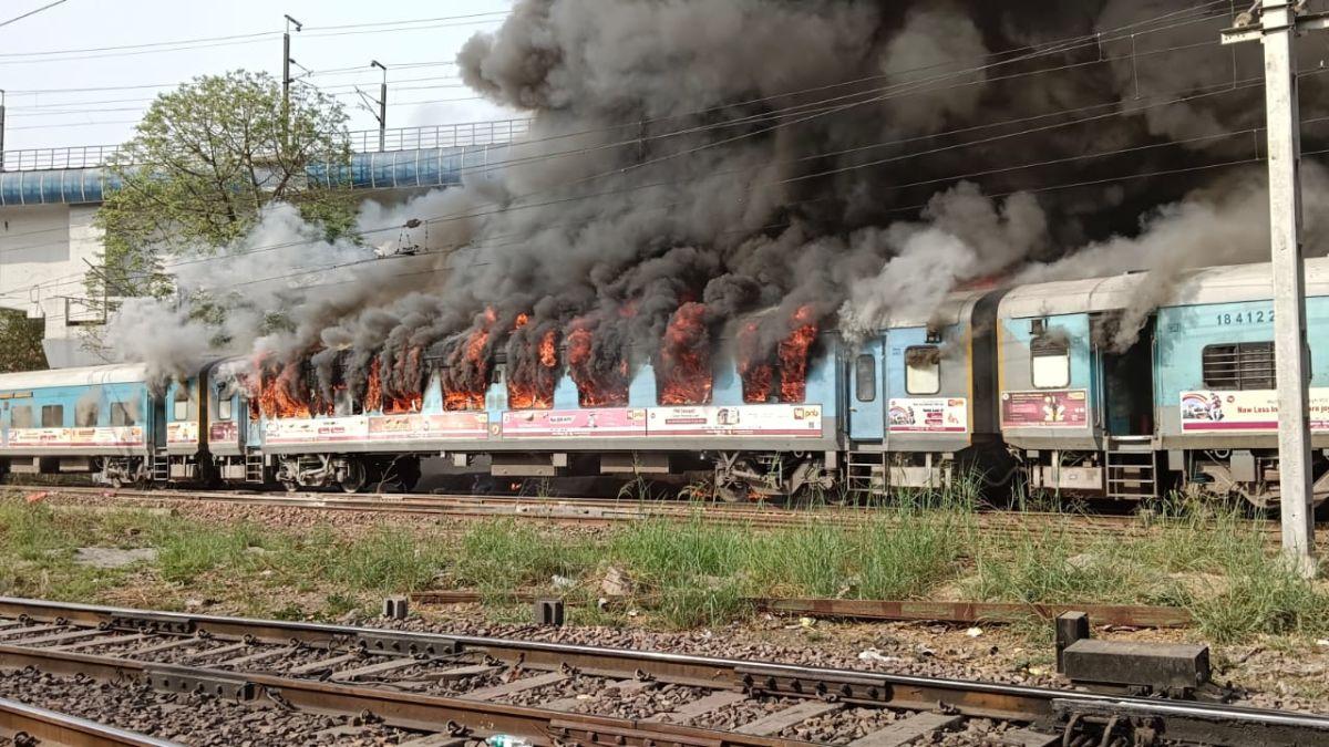 Taj Express train catches fire in Delhi, four coaches burned down - PuneNow