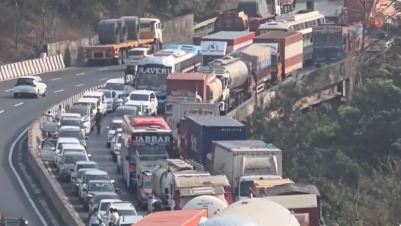 5-Km Traffic Jam on Mumbai-Pune Expressway Near Lonavala Due to Holiday ...